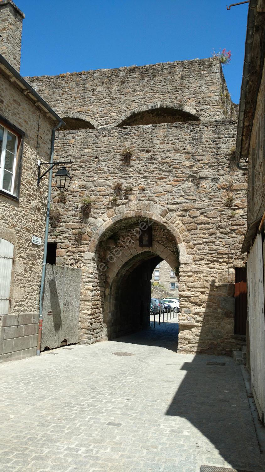 Promenade sur le chemin de ronde à Dinan