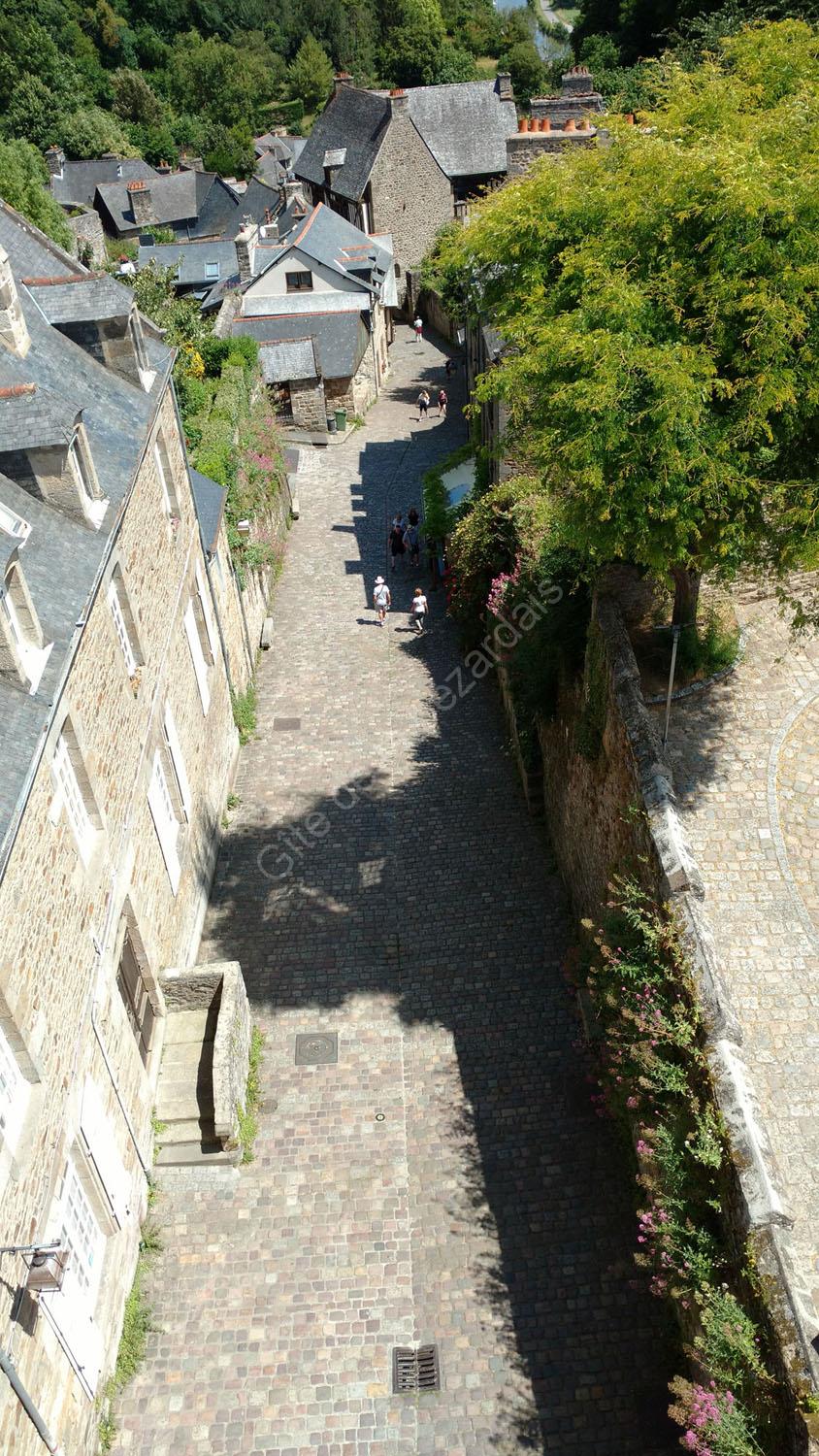 Promenade sur le chemin de ronde à Dinan