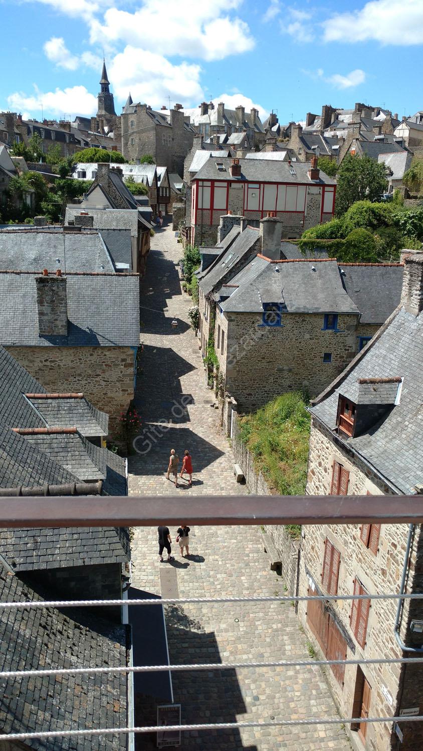 Promenade sur le chemin de ronde à Dinan